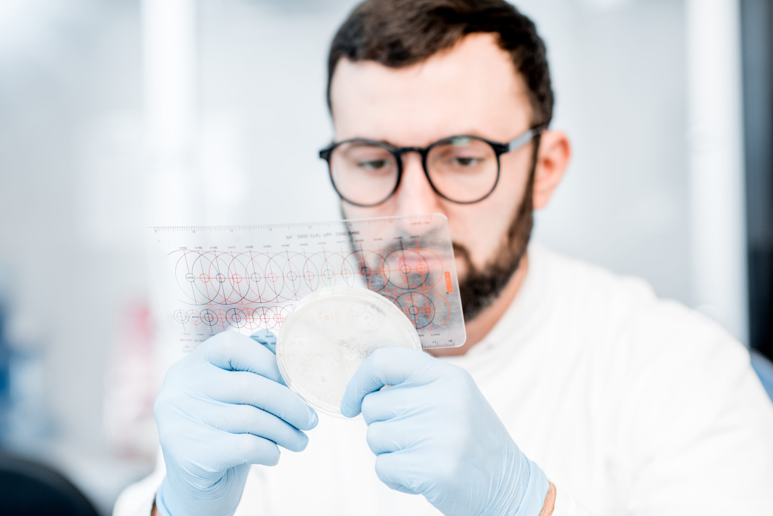 Laboratory assistant working with bacteria - PanSci 泛科學